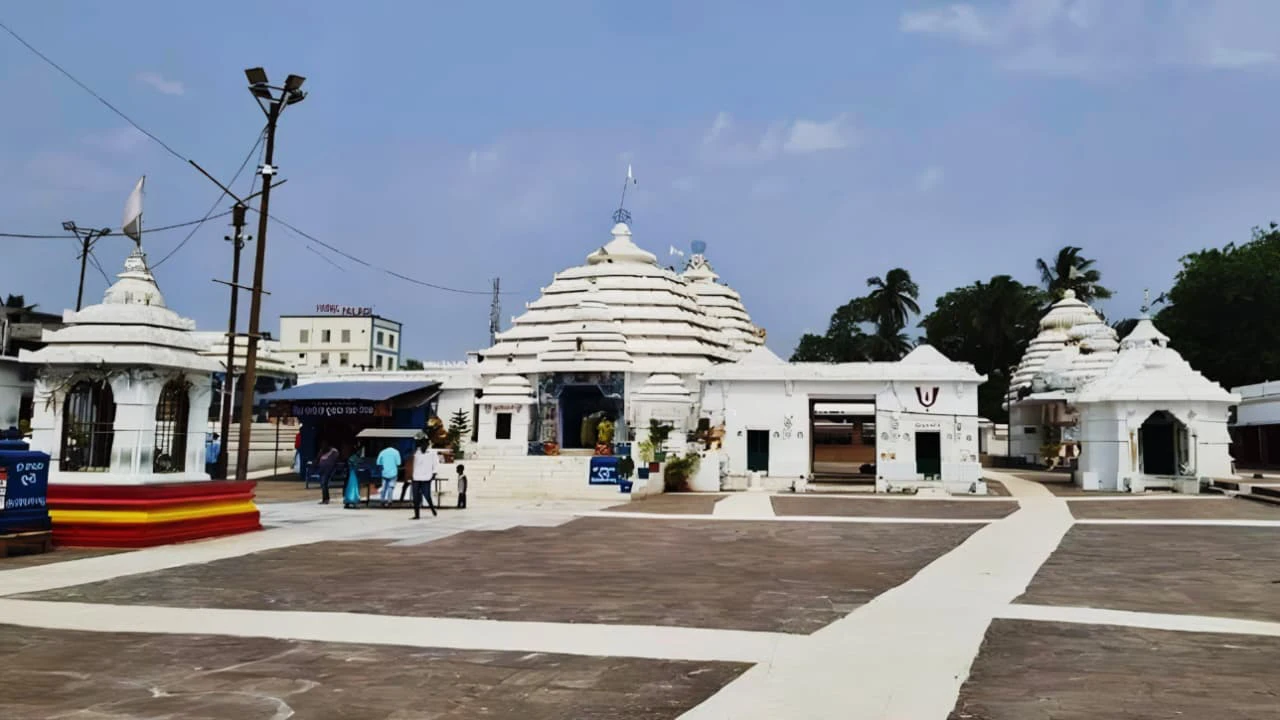 Baladevjew Temple, Kendrapara – History, Festivals & Significance